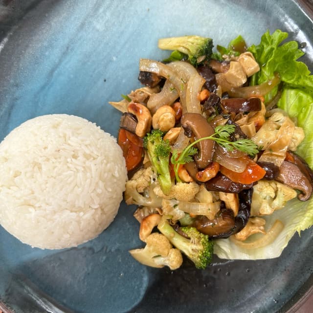 Black Mushroom and Cashewnut Stirfry at Maloop - Review by @tiascaz ...