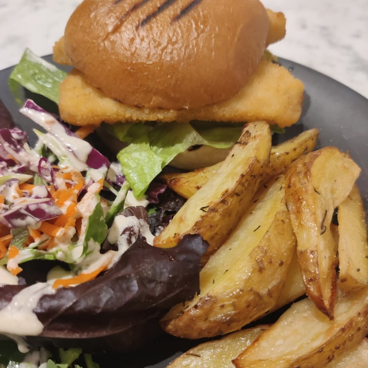 Kafé Plattan Norrmalm, Sweden fish & chips burger Review | abillion