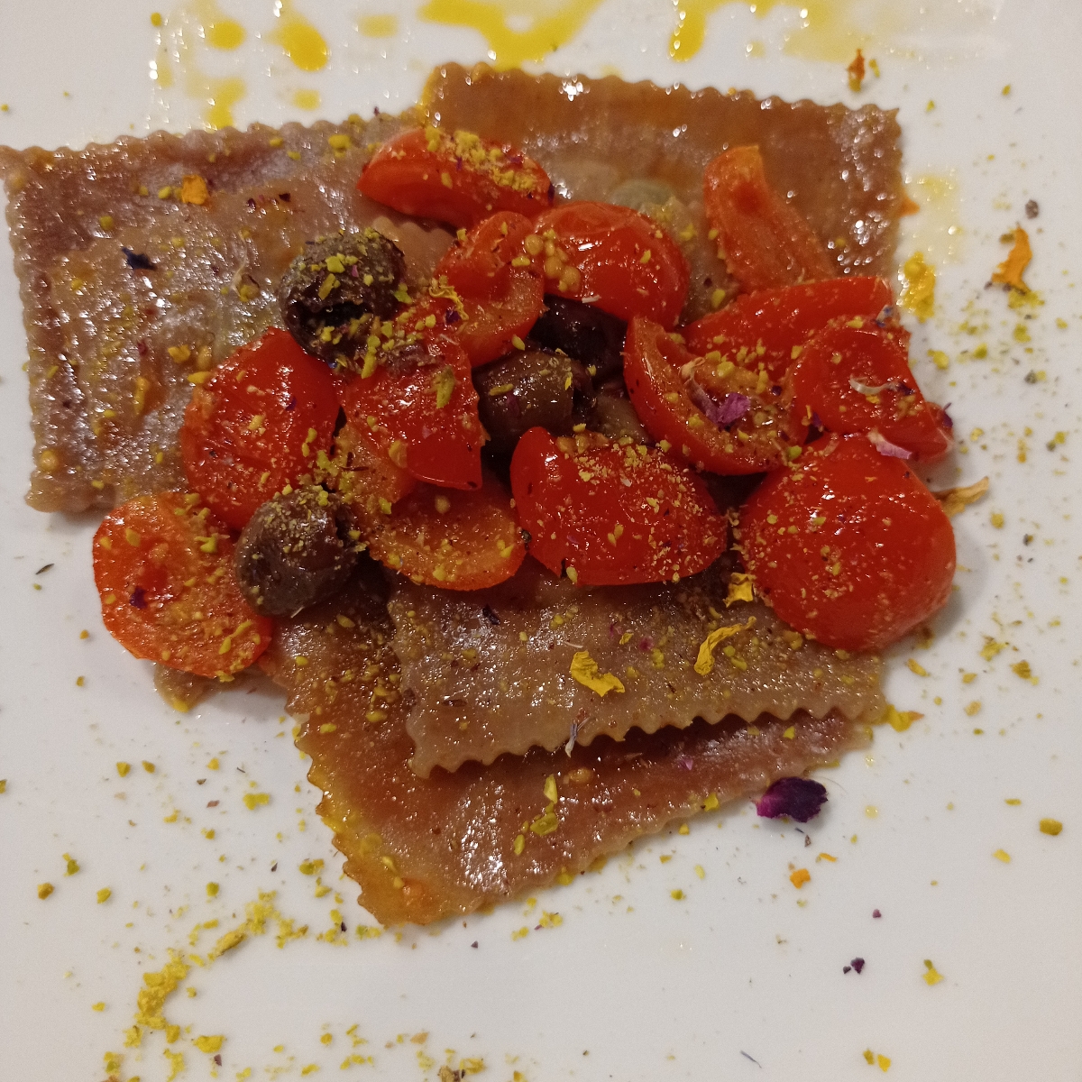 soave. Ravioli Rosa Con Ripieno Di Spinaci E Spolverata Di Pistacchi ...