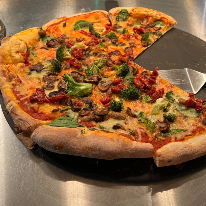 Whole Foods Market Vegan Mushroom Broccoli Pizza Review | abillion