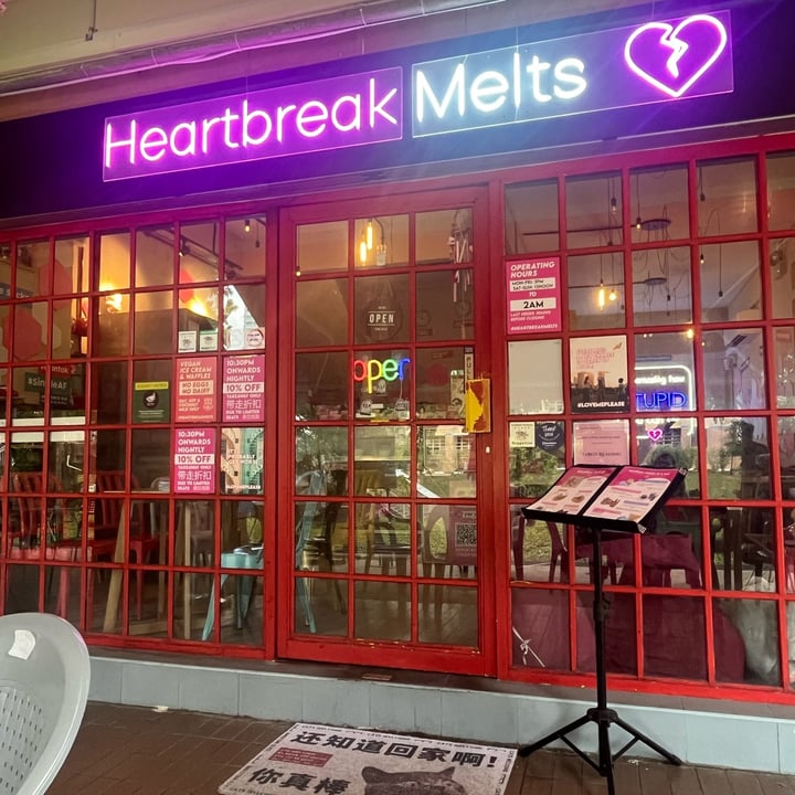 Heartbreak Melts Ice Cream Cafe Ang Mo Kio, Singapore raspberry ripple Review | abillion