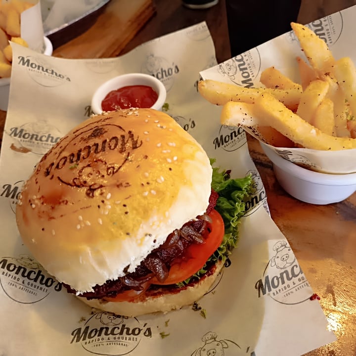 Moncho's León León, Nicaragua Hamburguesa Veggie Review | abillion