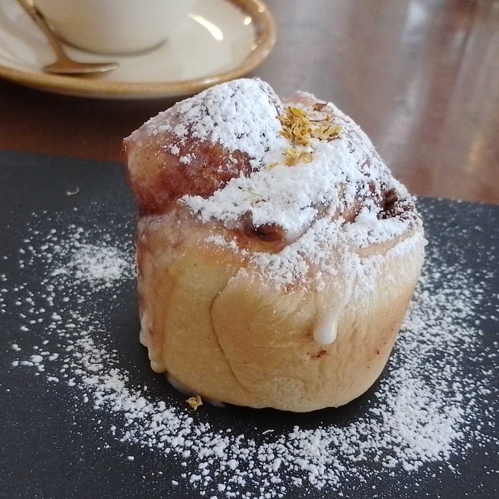The Little Poet Hobart, Australia Cinnamon Roll Review | abillion