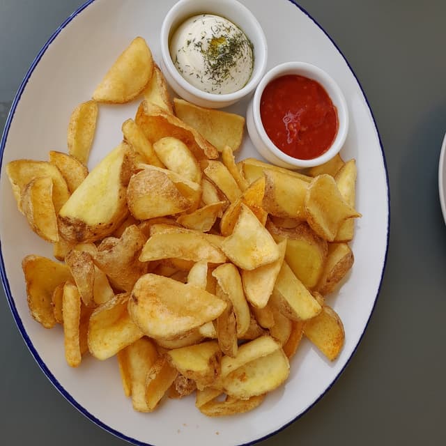 Papas Fritas Con Tres Salsas Caseras (Veganized) at Pez Gordo Craft ...