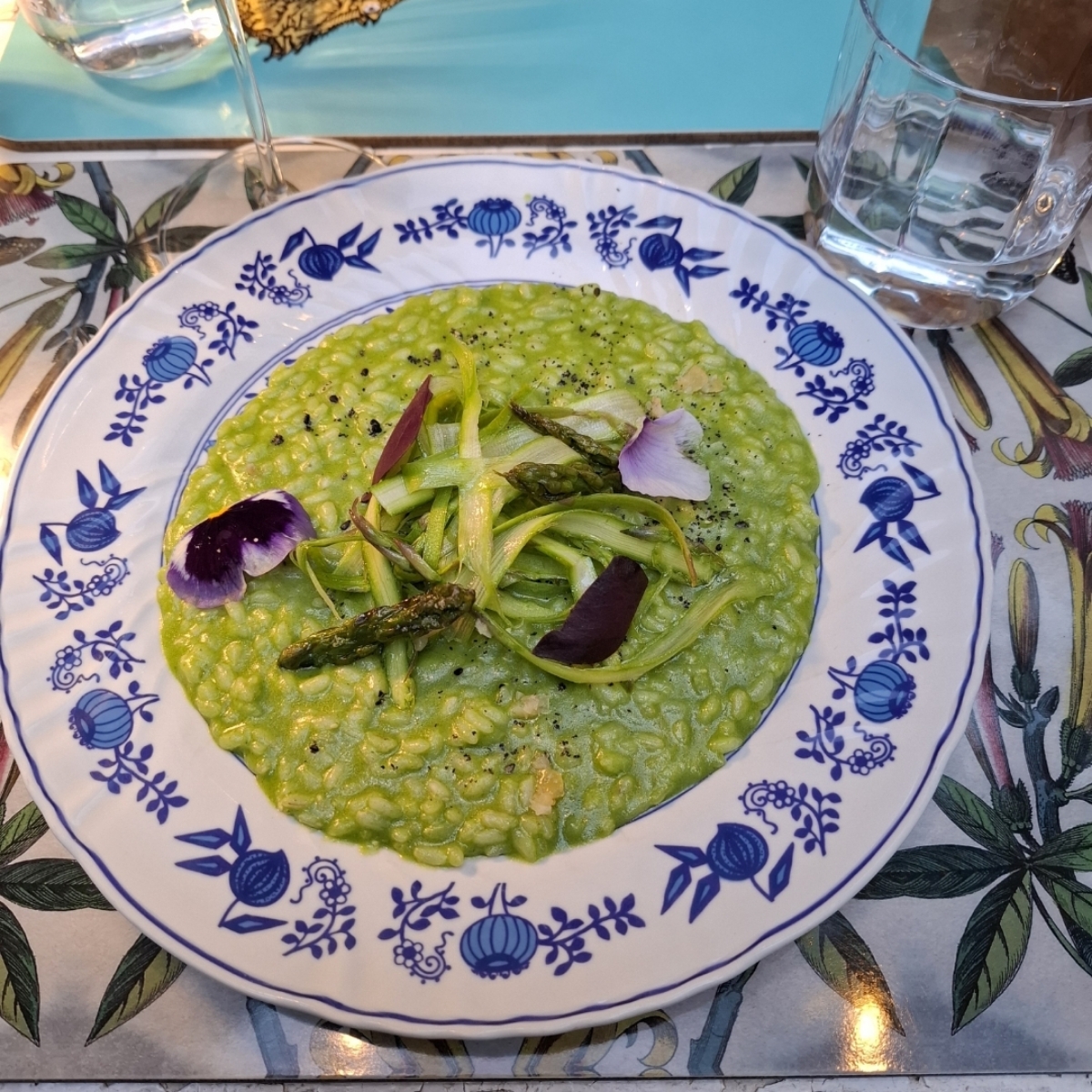 Risotto agli asparagi, gomasio, limone fermentato, punte di asparago ...
