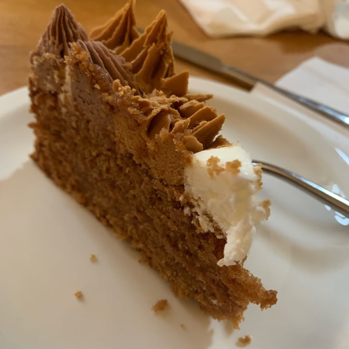 Undercroft Cafe United Kingdom Coffee Cake Review | abillion