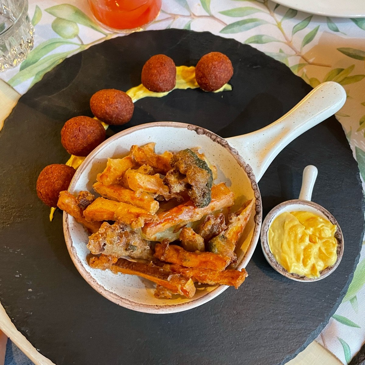 Polpette con fritto misto di verdure e funghi e maionese alla sriracha ...