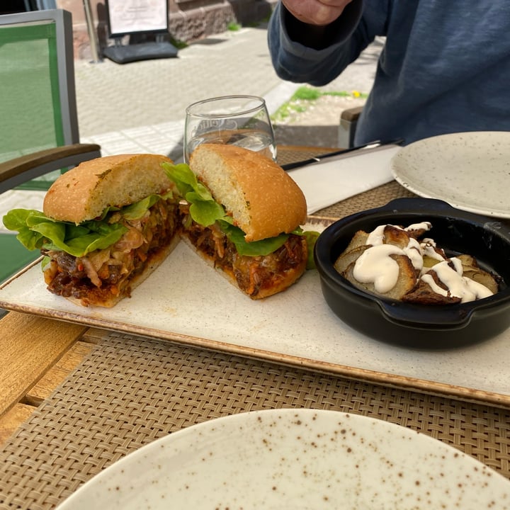 Vélicious Strasbourg, France Vegan Burger Review | abillion