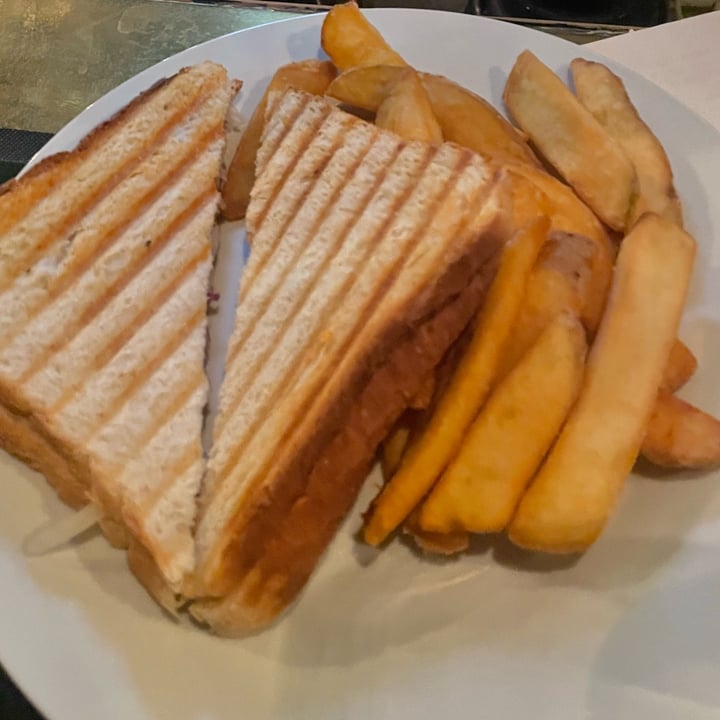 Johnny's Pub Wieden, Wien, Austria Veggie Toast With Chips Review ...