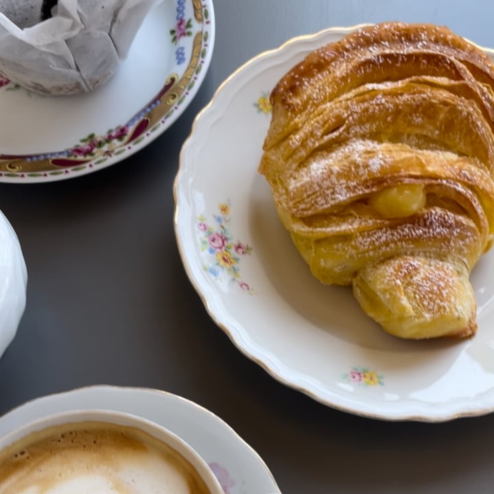 Snug The Comfort Café Roma, Italy Cornetto Alla Crema Review | abillion