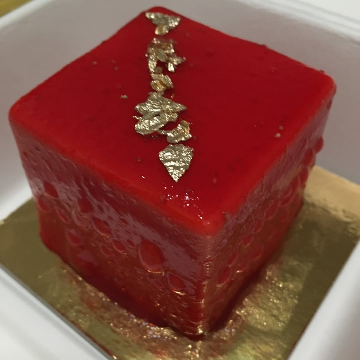 Radagast Vegan Bakery Roma, Italy Cubotto alla fragola Review | abillion