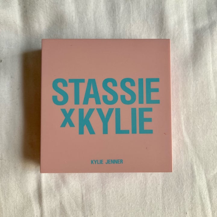 Kylie Cosmetics Stassie collection kylighter illuminating powder Review ...