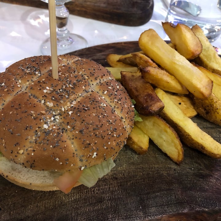Le Maximilien Paris, France Vegetarian burger Review | abillion