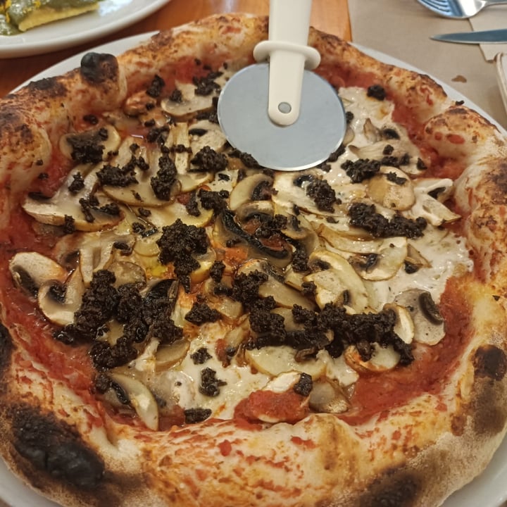 Pizzi & Dixie Madrid, Spain Pizza Truffata Review | abillion