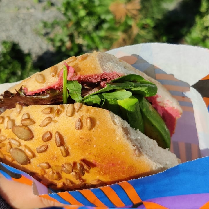 Bröd & Salt Norrmalm, Sweden fralla rödbetshummus & avokado Review ...