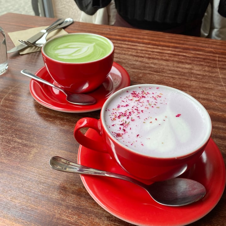 The FLAT cafe Vršovice, Praha 10, Czechia Purple Latte Review | abillion