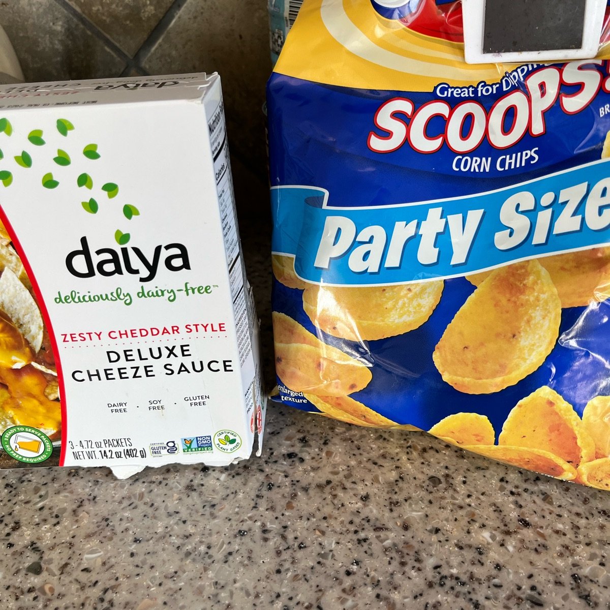 Daiya Zesty Cheddar Style Deluxe Cheeeze Sauce Reviews | abillion