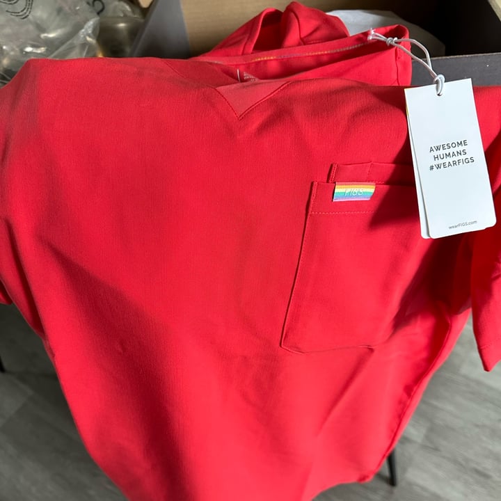 Figs Hibiscus Pride Leon 3 Pocket Scrub Top Review | abillion