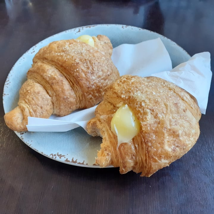 Pastry Cream And Taste Funo, Italy croissant alla crema Review | abillion