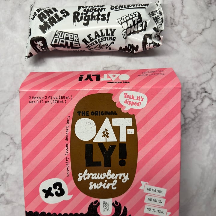 Oatly Strawberry swirl dipped bars Review | abillion