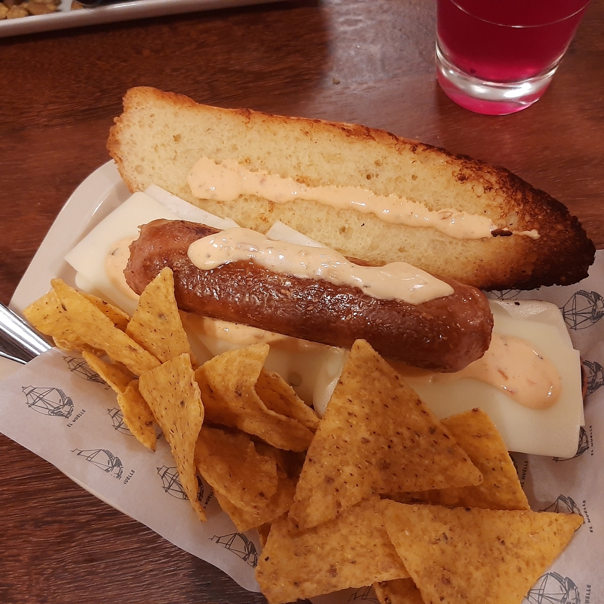 Perrito Beyond Con Queso Vegano Y Pepinillos at Café Bar "El Muelle ...
