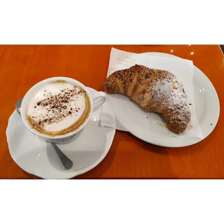 Pasticceria ROYAL Montelupo Fiorentino, Italy Cornetto con crema Review ...