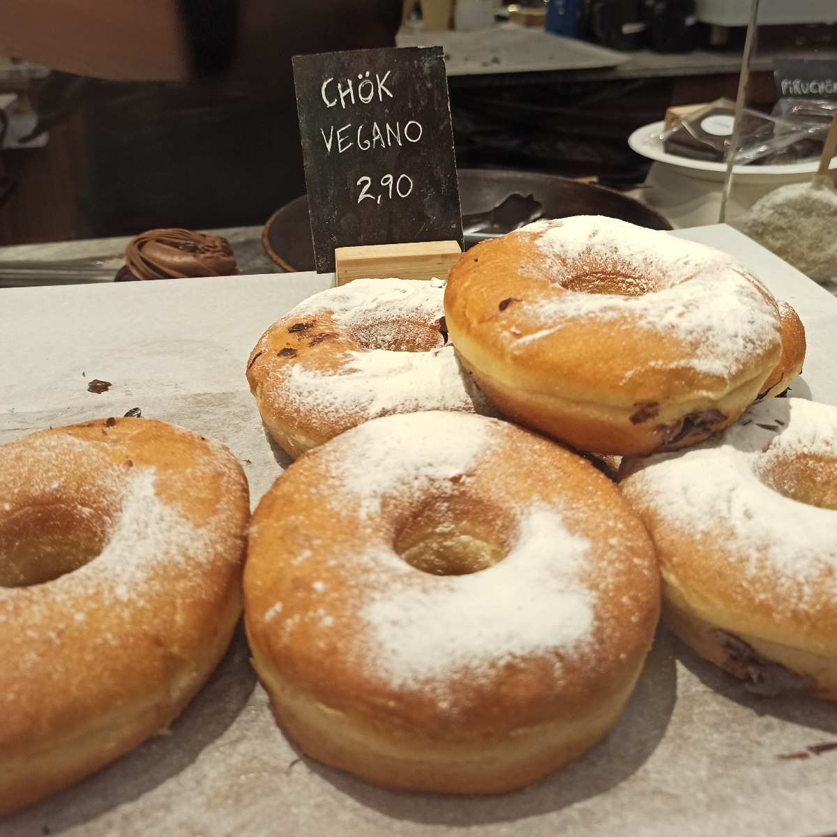 Donuts rellenos de chocolate from Chök - Vegan Product Reviews ...