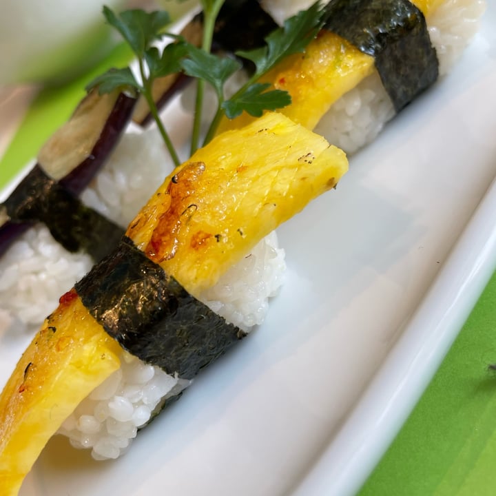 Demoshi - Il sushi di tutti Milan, Italy Nigiri ananas flambé Review ...