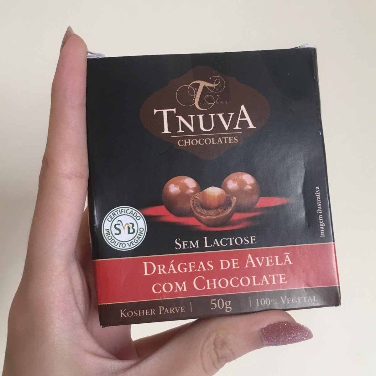 Drageas de chocolate com avelã from Tnuva chocolates - Vegan Product ...
