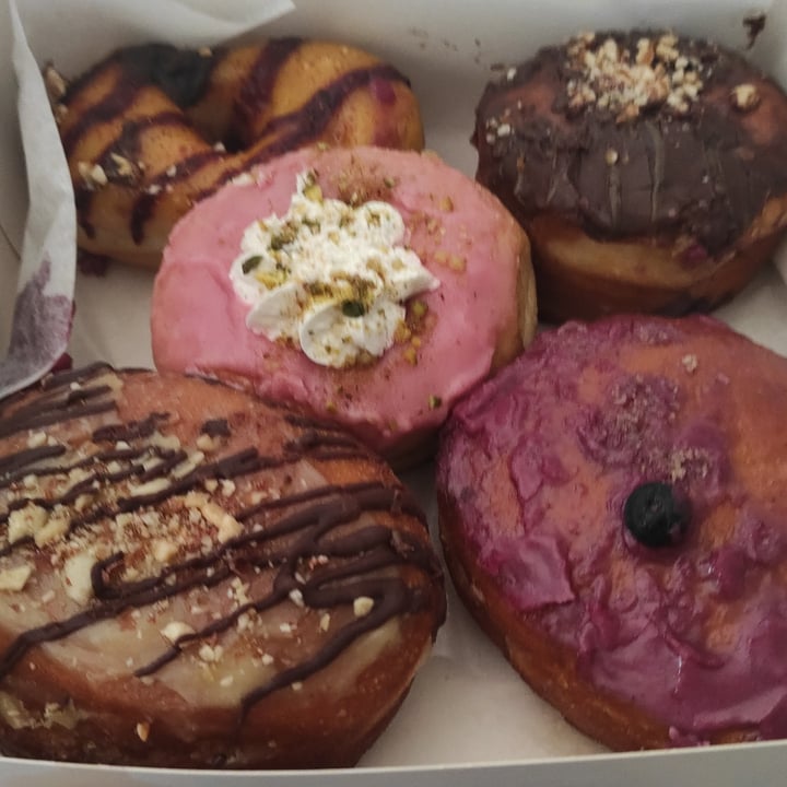 Delish Vegan Doughnuts Madrid, Spain Agujeros de donuts Review | abillion