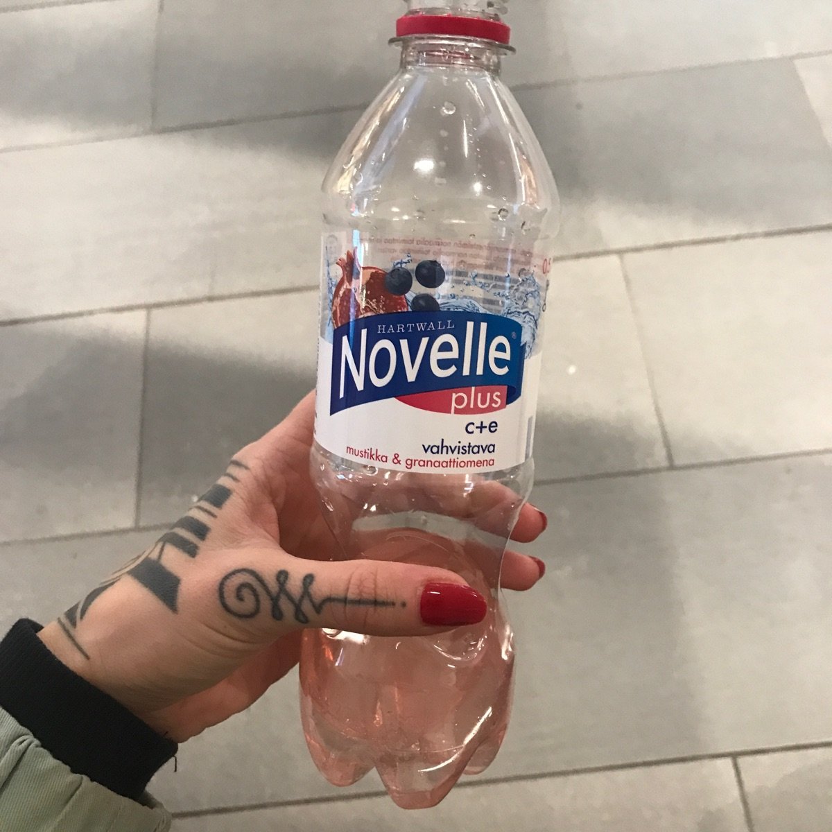 Novelle Plus C+e Mustikka-granaattiomena from Hartwall - Vegan Product ...
