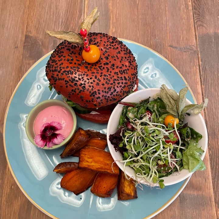 Cafe PomPom Buxtehude, Germany Good Karma Burger Review | abillion