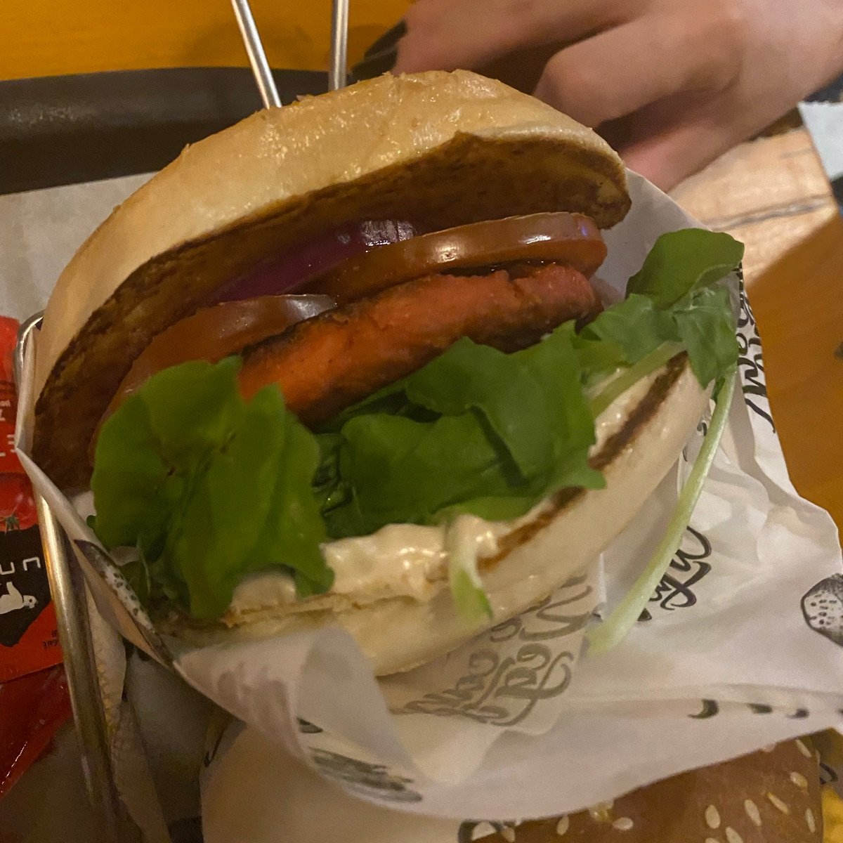 We Can Veg It Jardim Guanabara, Brazil Veg Crispy - Hambúrguer grão de ...