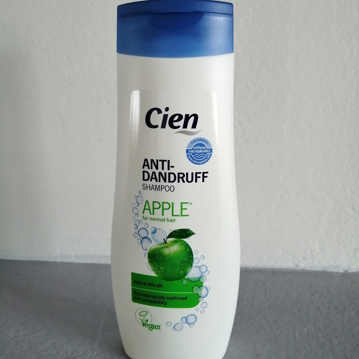 Shampoo anti-dandruff Apple from Cien - Vegan Product Reviews & Ratings ...