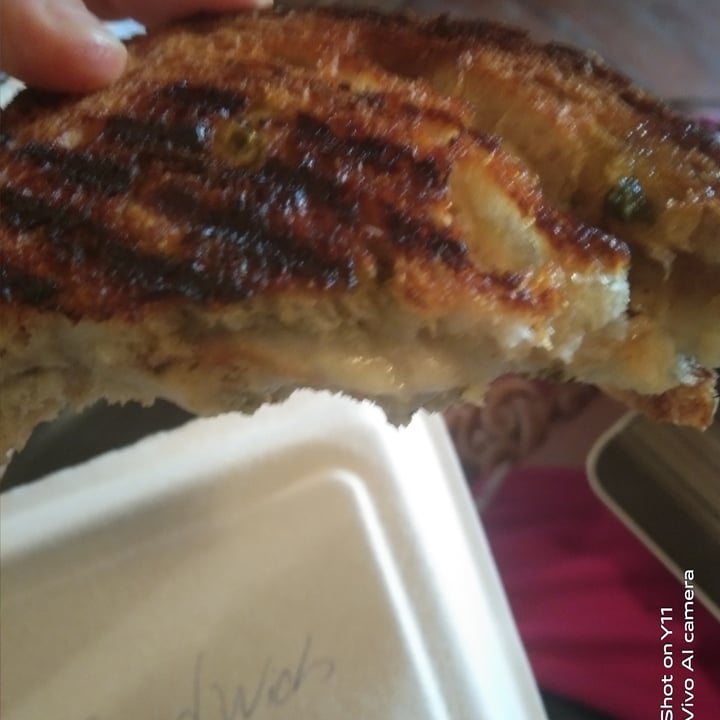 L’Herbanyste Vietnam Kashew cheese and pesto sandwich Review | abillion