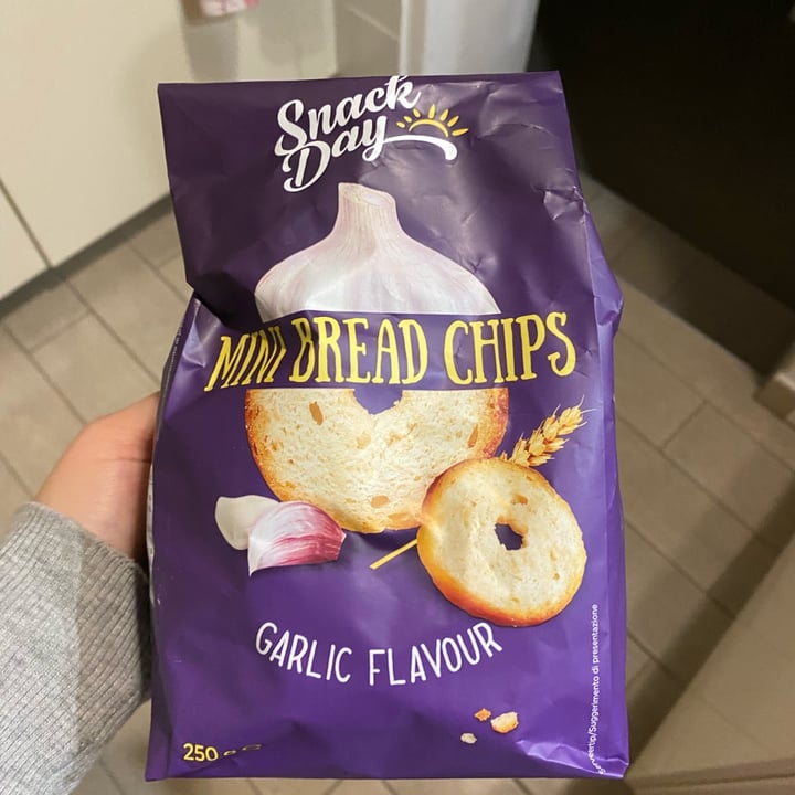 Snack Day MINI BREAD CHIPS garlic flavour Review | abillion