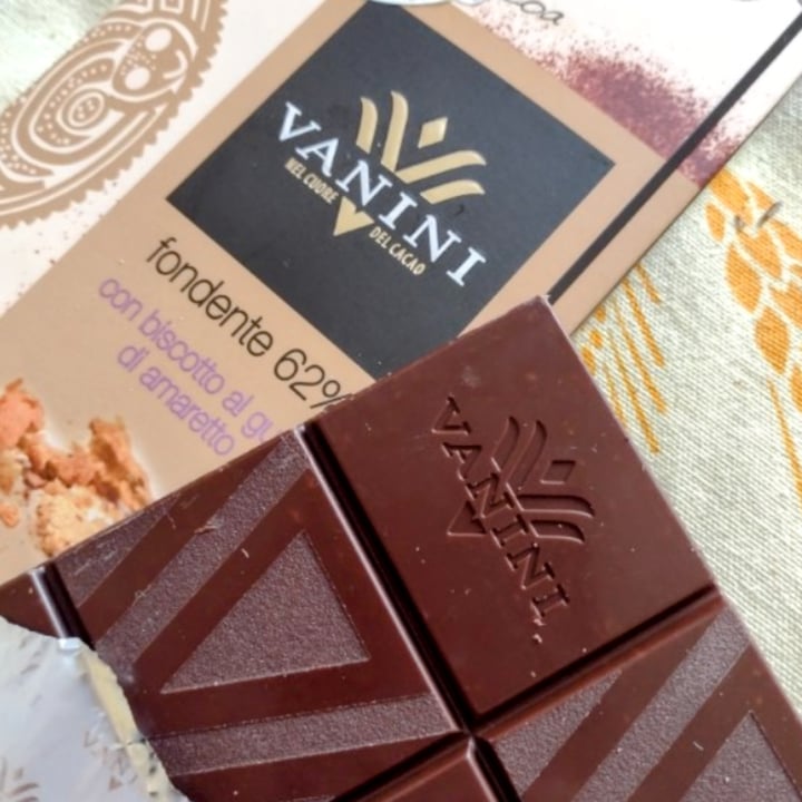 Vanini Cioccolato fondente 62% con biscotto al gusto di amaretto Review ...