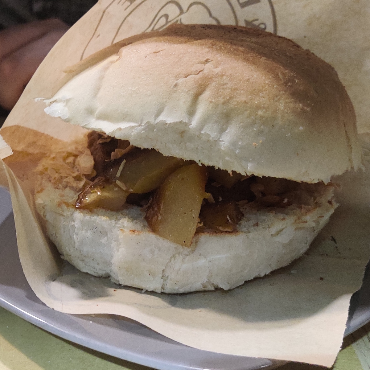 Panino Con Burger, Patate Al Forno E Cipolle Croccanti at Birra e ...