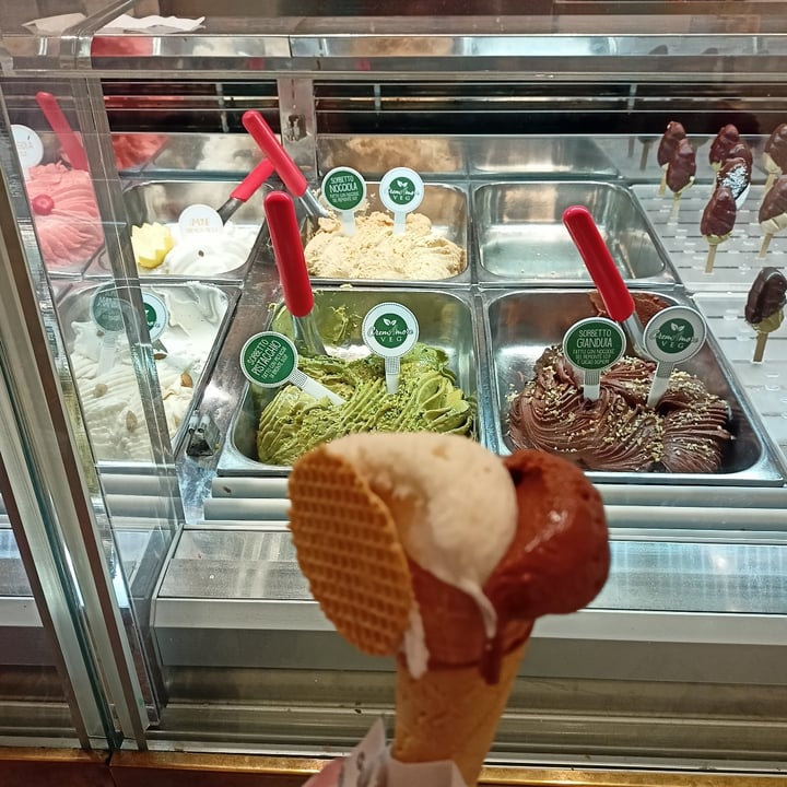 CremAmore Busnago, Italy sorbetto di mandorla Review | abillion