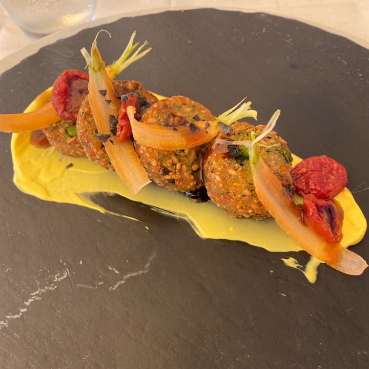 Black and White Bari, Italy Mini Burger Vegani Review | abillion