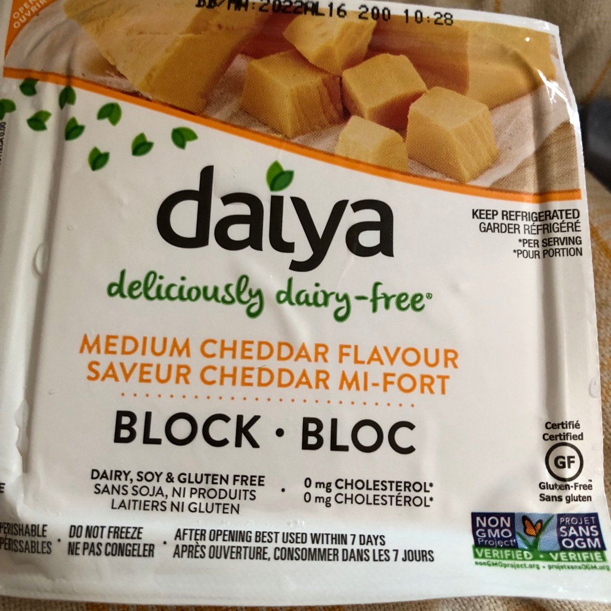 Daiya Deliciously Dairy-free Medium Cheddar Flavour Block Reviews ...