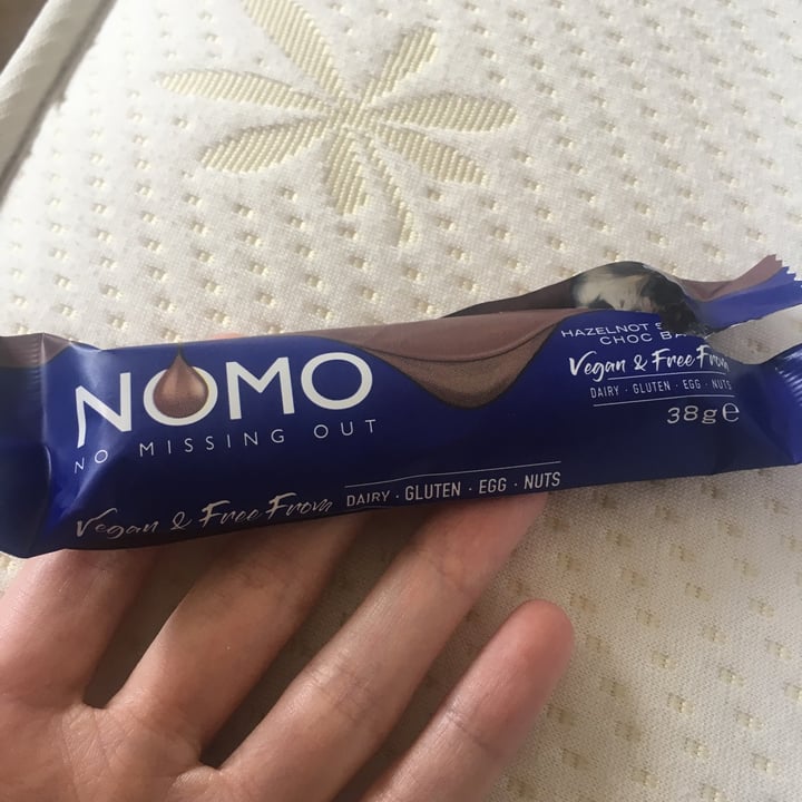 NOMO Hazelnot Smooth Choc Bar Review | abillion