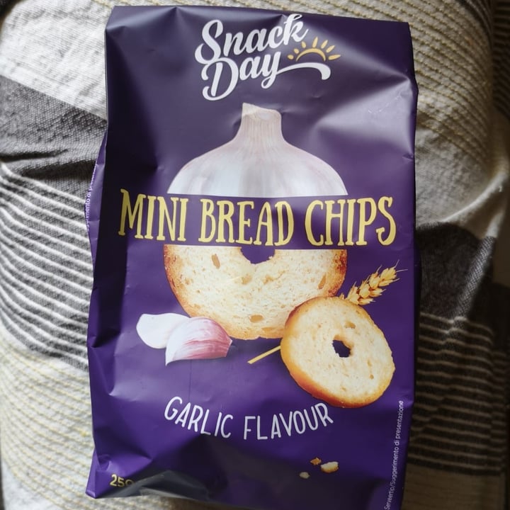 Snack Day MINI BREAD CHIPS garlic flavour Review | abillion