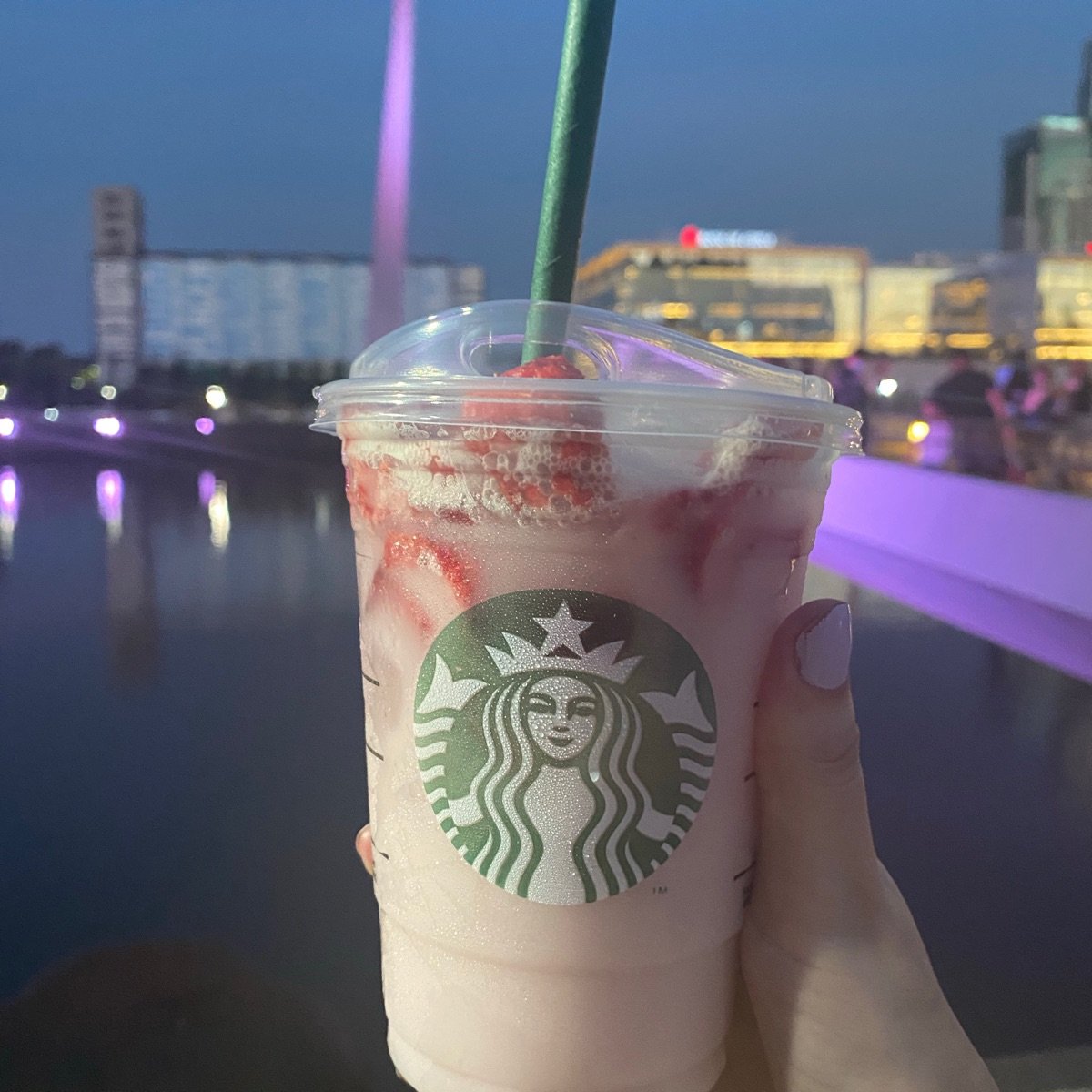 Strawberry Açaí Refresher con Leche de Coco from Starbucks - Vegan ...