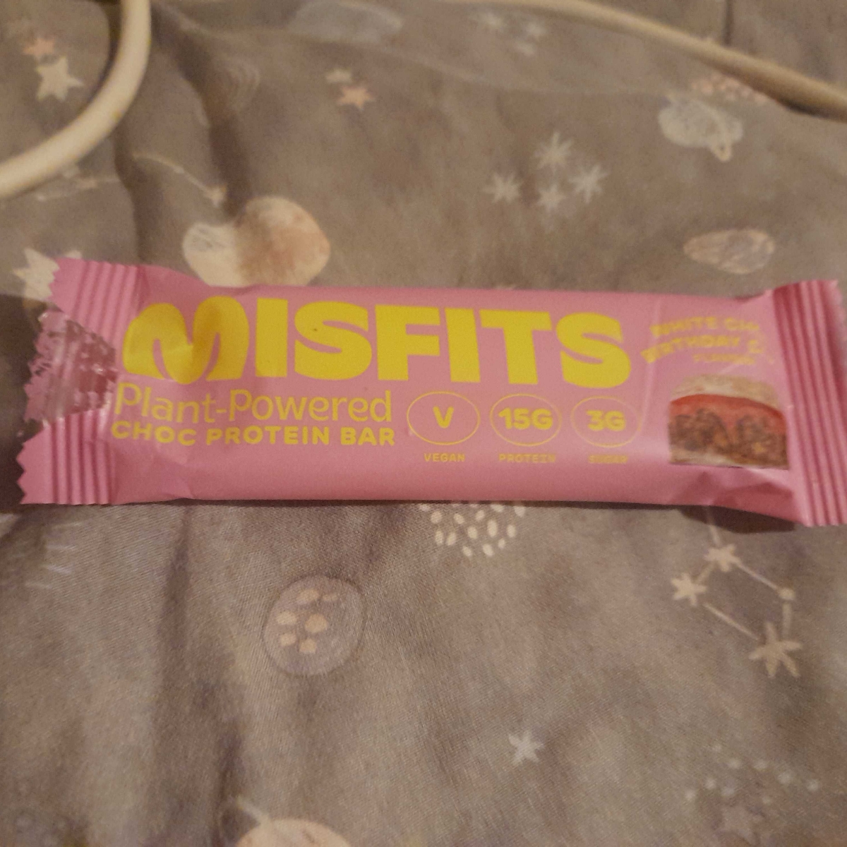 Misfits white choc birthday cake flavour Reviews | abillion
