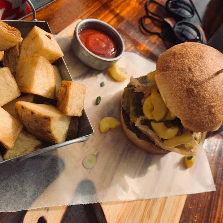 Red Frog Beer House Villa Ballester, Argentina Buba mc fly Review ...