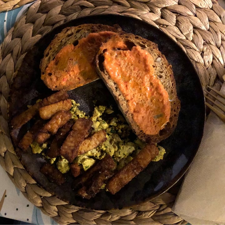 Coco Cuina Viva Spain Revoltillo de tofu-huevo con bacon de tempeh y ...