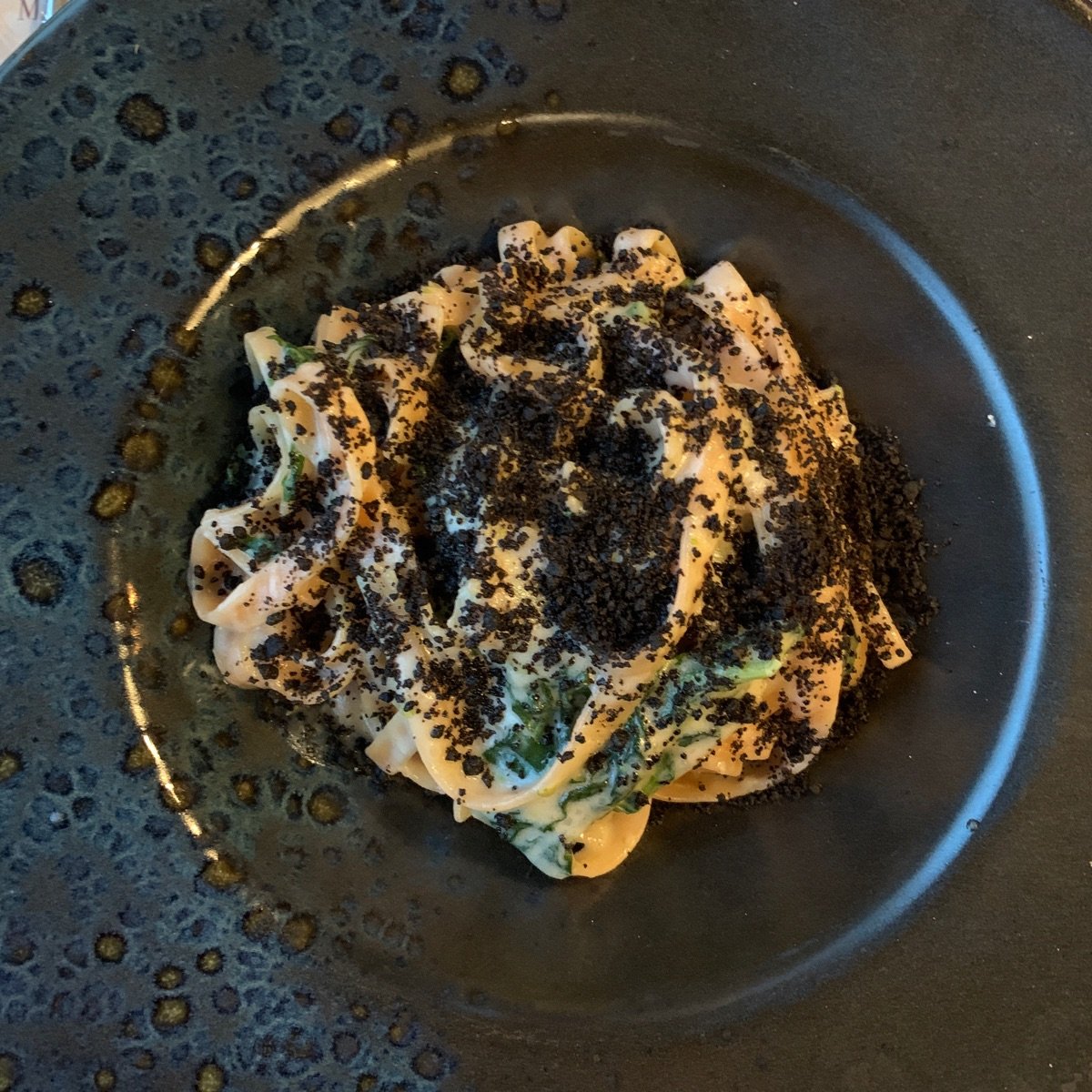 Fettuccina proteica nera, latte di cocco aromatizzato allo zenzero ...