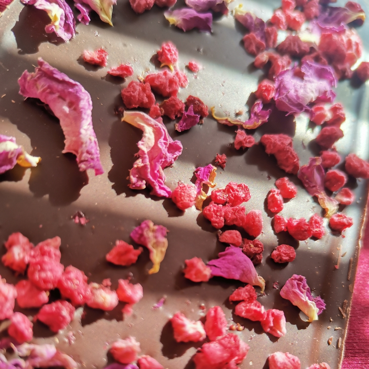 Raspberry and rose petals craft chocolate from Casa kakau - Vegan ...