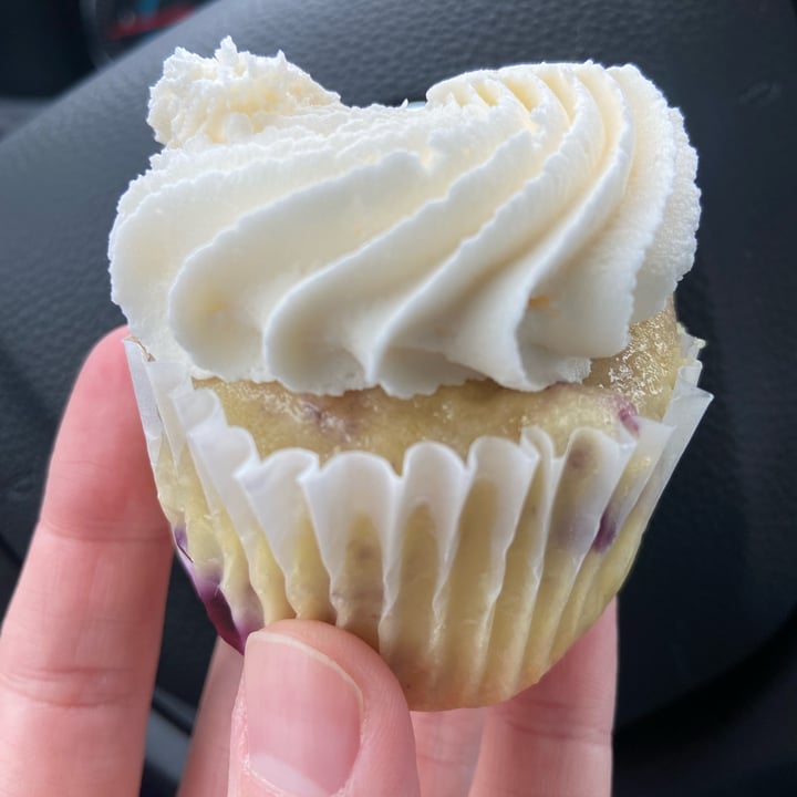Lisa Cakes Richmond, United States Vegan Lemon Blueberry Cupcake Review ...